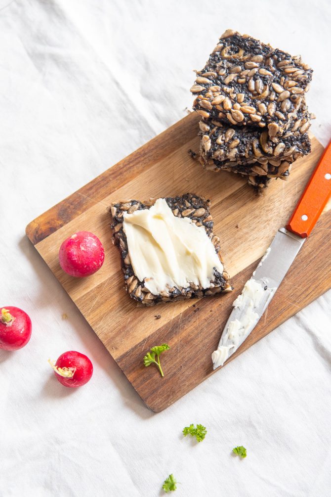 Crackers aux graines et aux olives (+ vidéo !) - Low-Carb Frenchie